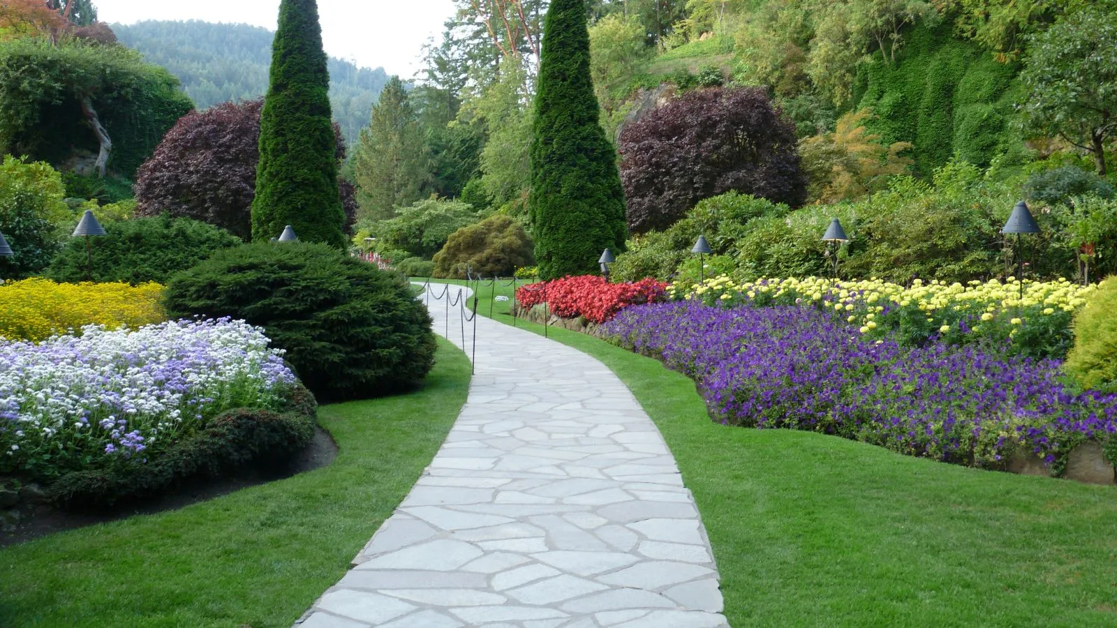 10 Beautiful Backyard Walkway Ideas